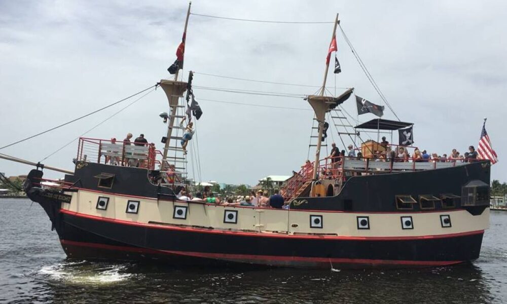 El icónico barco pirata de Fort Myers Beach listo para zarpar ...